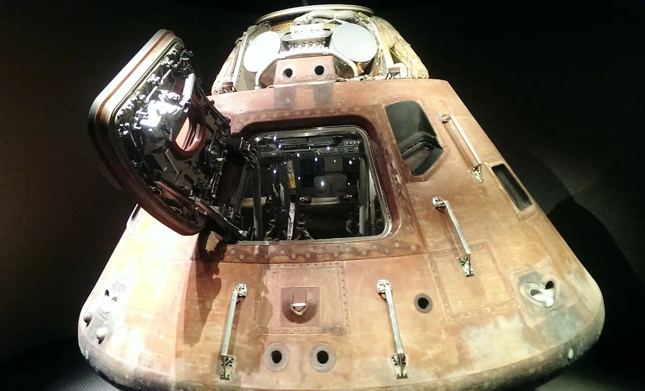 space-capsule-landing-module-kennedy-space-center-stockpack-pixabay ...